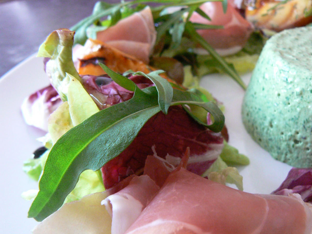 Rucola-Parmesan-Mousse mit gegrilltem Thymianpfirsich | rockthekitchen!