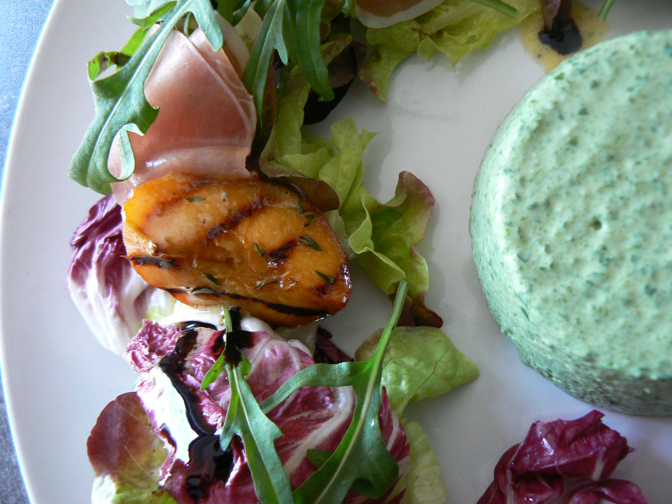 Rucola-Parmesan-Mousse mit gegrilltem Thymianpfirsich | rockthekitchen!