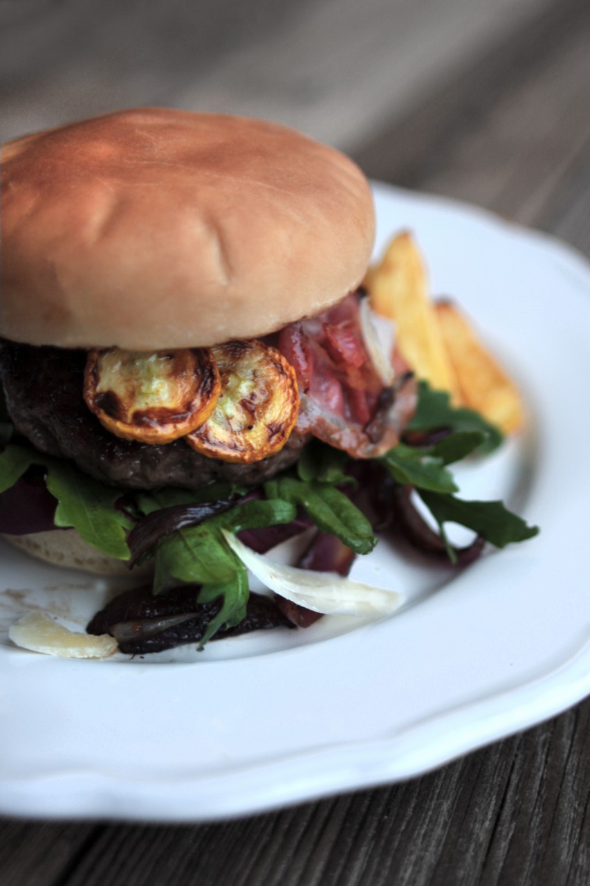 Salsiccia-Burger mit Pancetta, Parmesan, Balsamico-Zwiebeln und ...